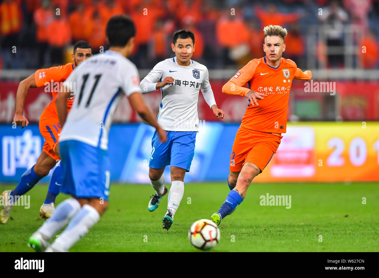 Brazilian football player Roger Guedes, right, of Shandong Luneng ...