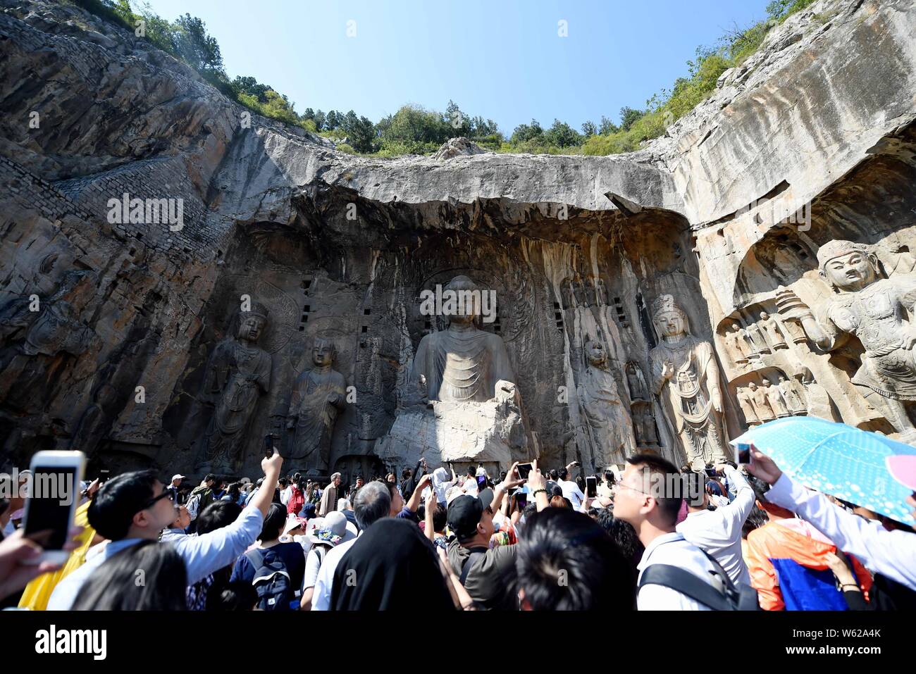 Crowds of Chinese tourists visit the Longmen Grottoes (Dragon Gate ...