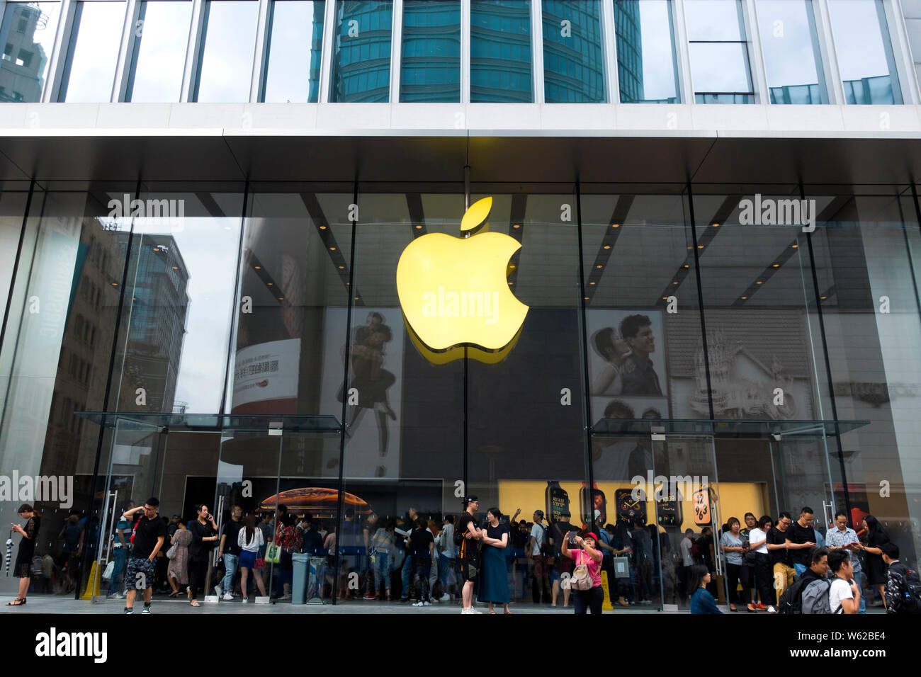 --FILE--Customers crowd in front of the Flagship Apple Store on the ...
