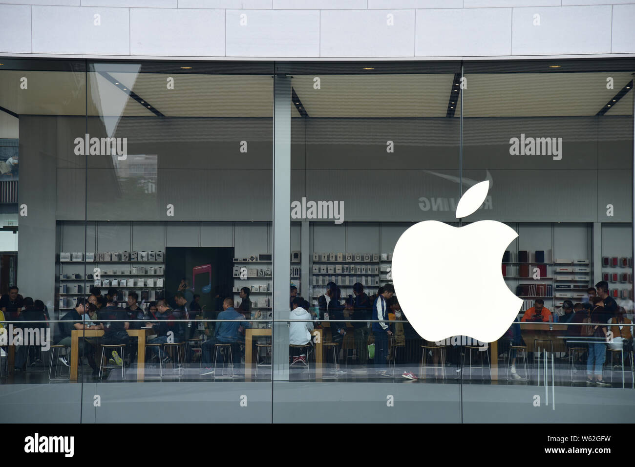 --FILE--Chinese customers are pictured at an Apple Store in Chengdu ...
