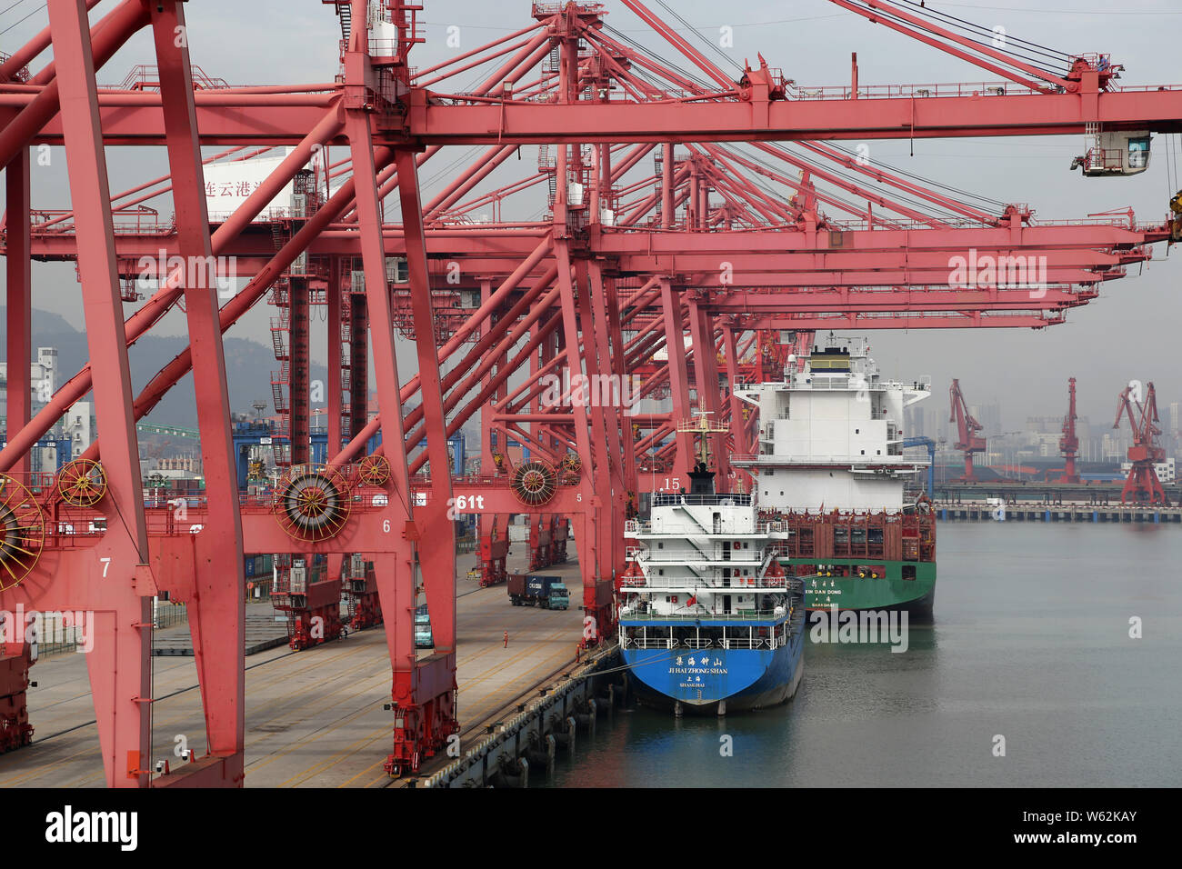 Container ships unload hi-res stock photography and images - Alamy