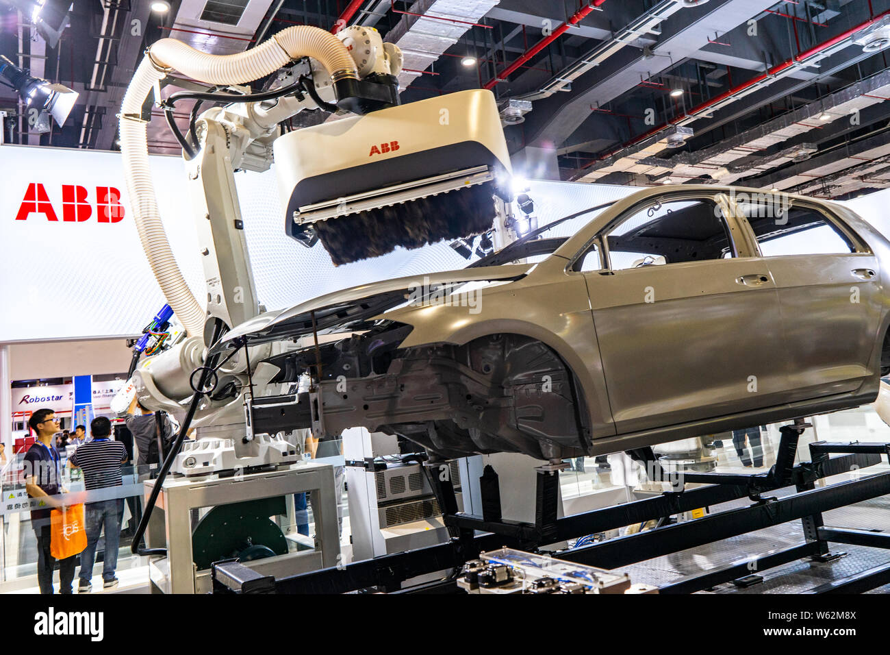 Abb robot hi-res stock photography and images - Alamy