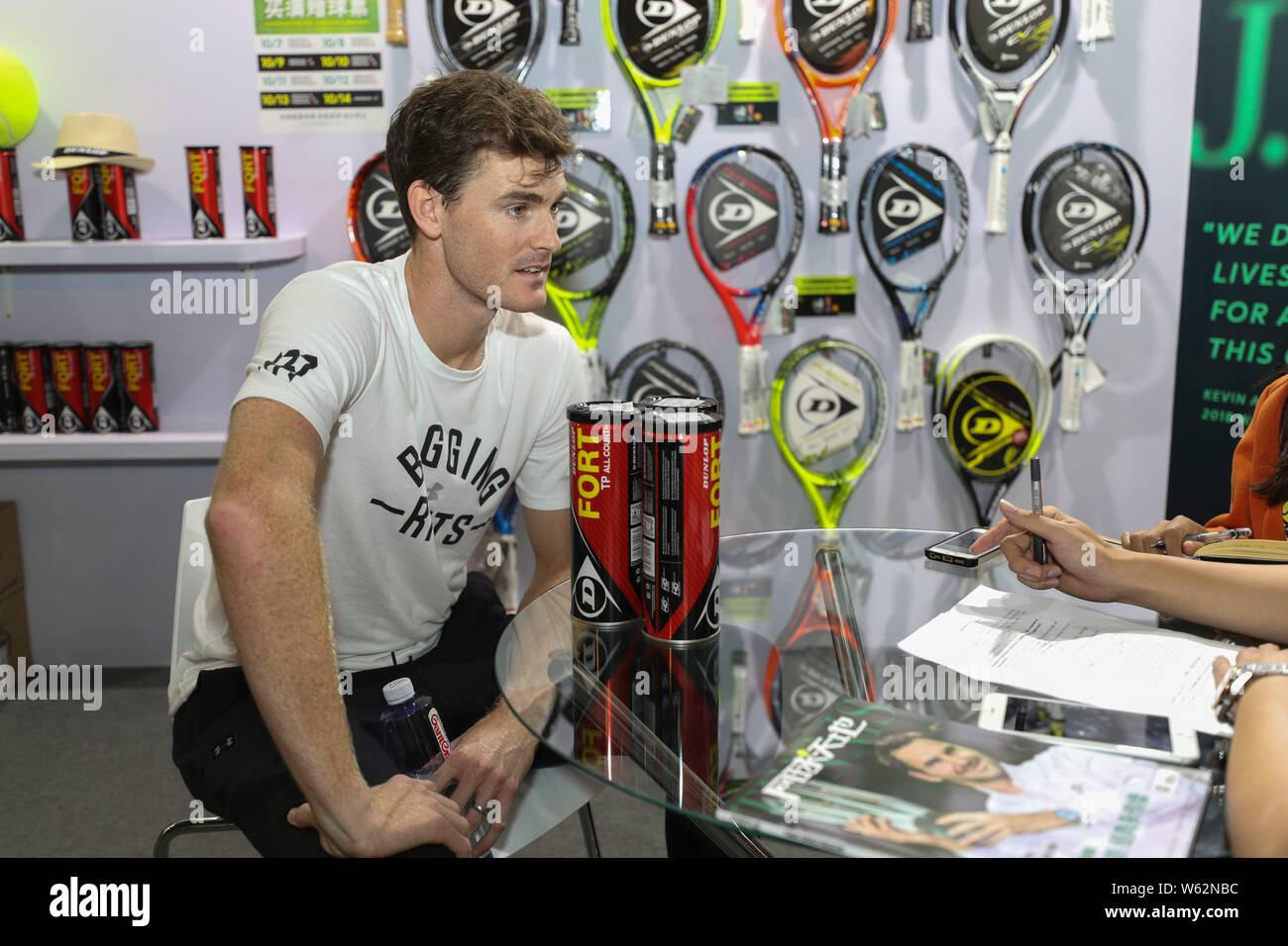 Dunlop and tennis player hi-res stock photography and images - Alamy