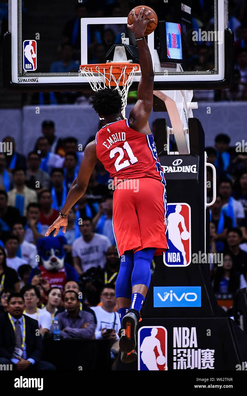 Joel embiid dunk hi-res stock photography and images - Alamy