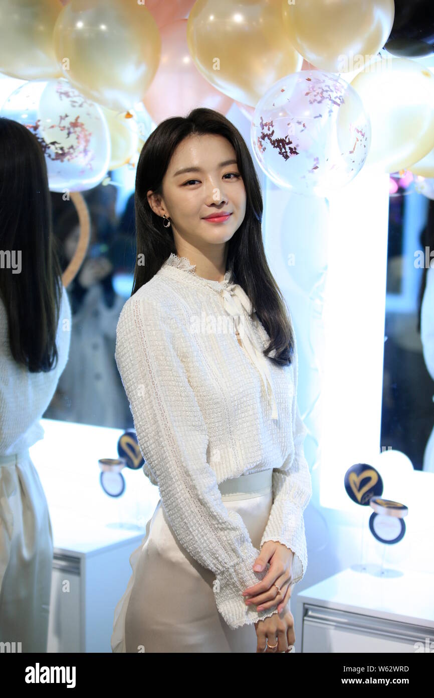 Jang hee hi-res stock photography and images - Alamy