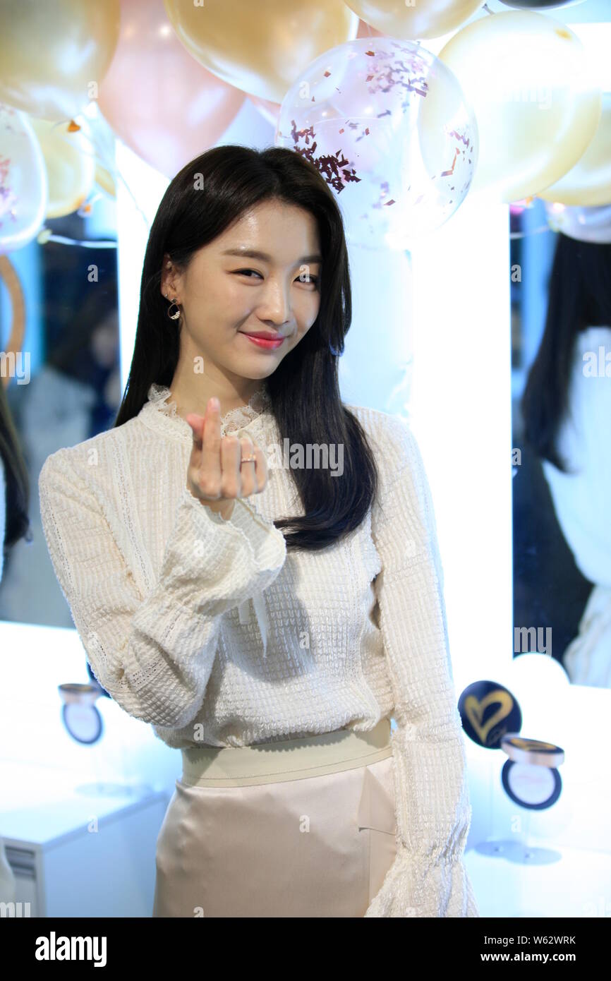 Jang hee hi-res stock photography and images - Alamy