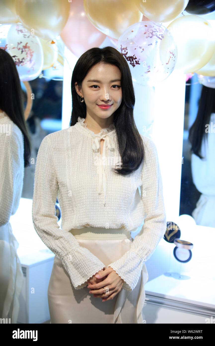 Jang hee hi-res stock photography and images - Alamy