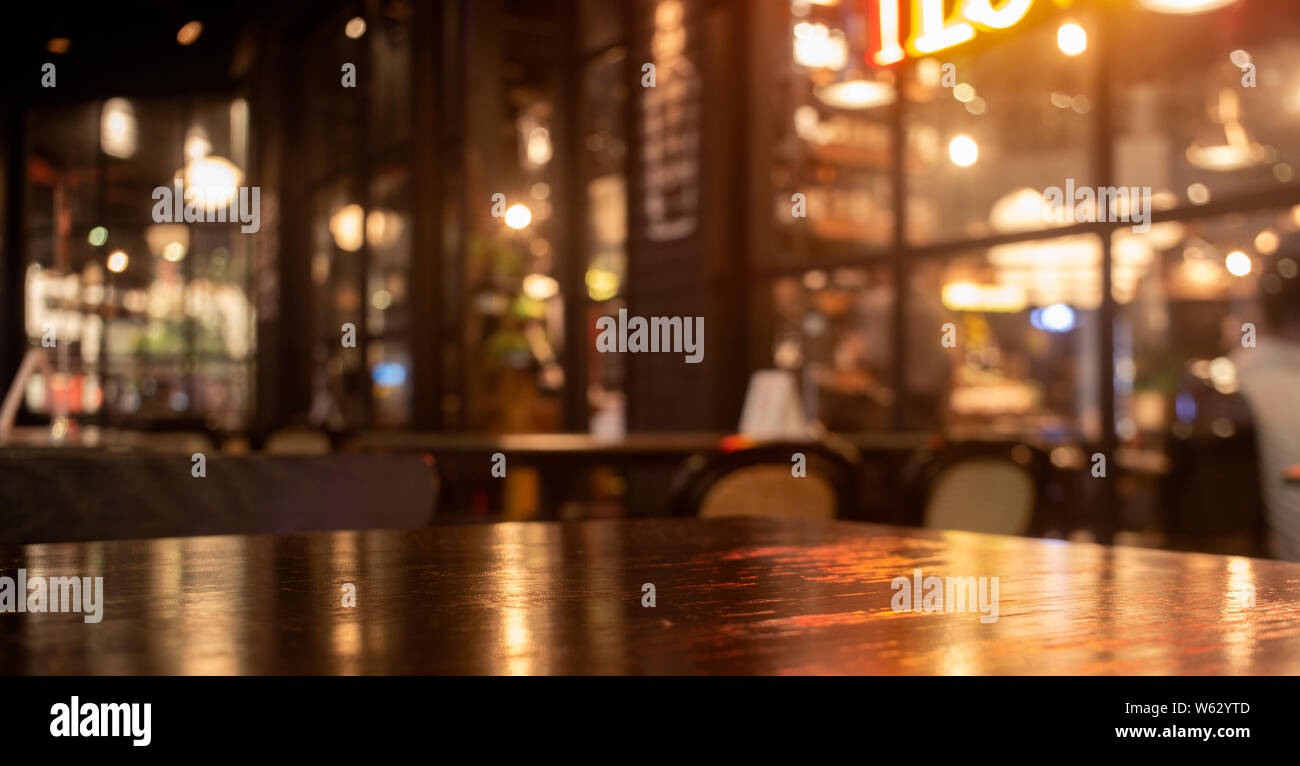 Gold bar on desk hi-res stock photography and images - Alamy