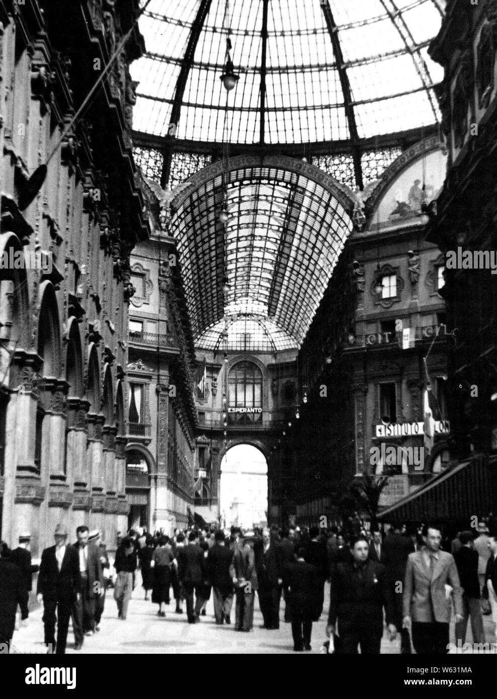 Sidewalk scene milan italy hi-res stock photography and images - Alamy