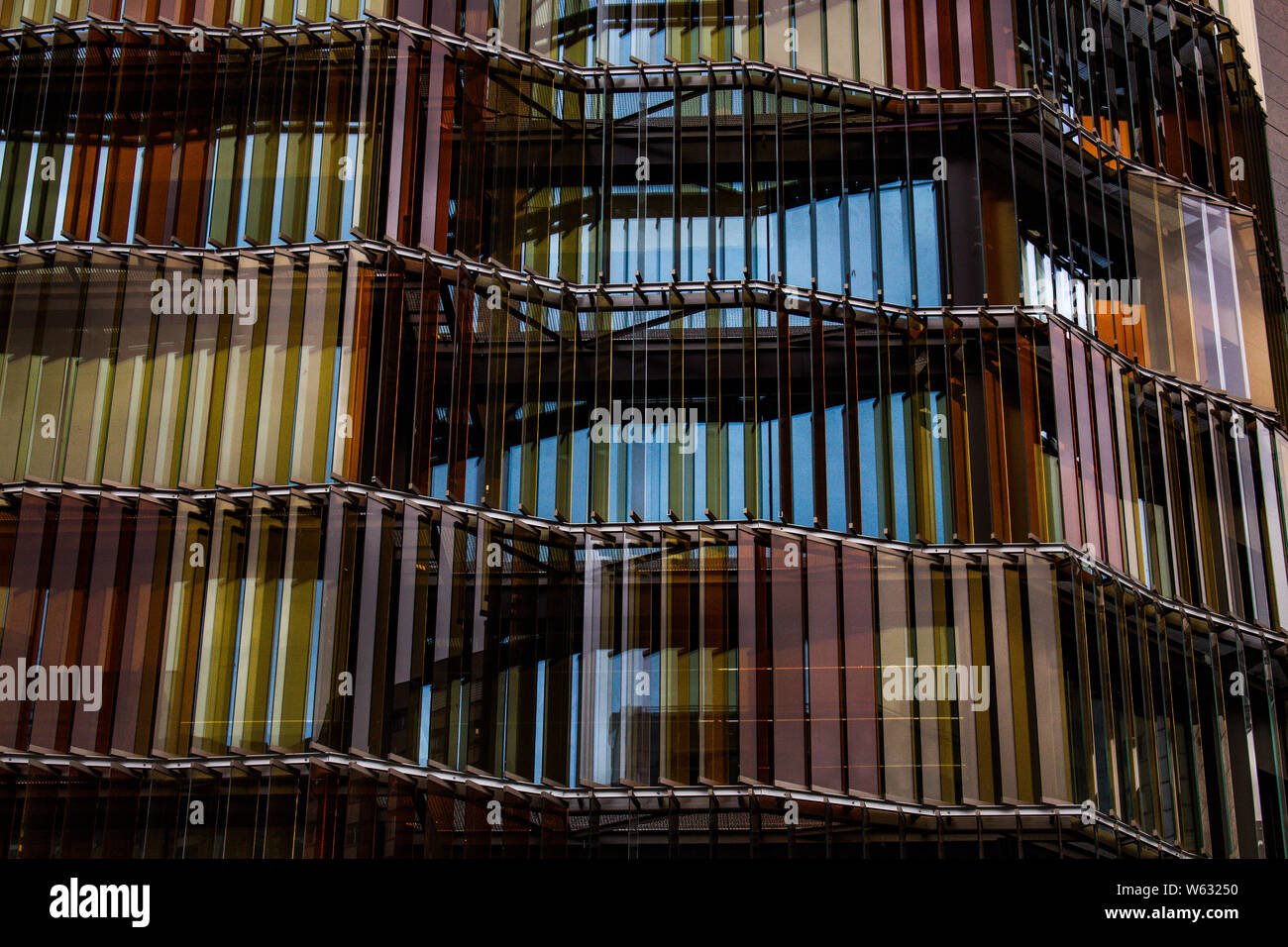 Dark glass facade reflections hi-res stock photography and images - Alamy