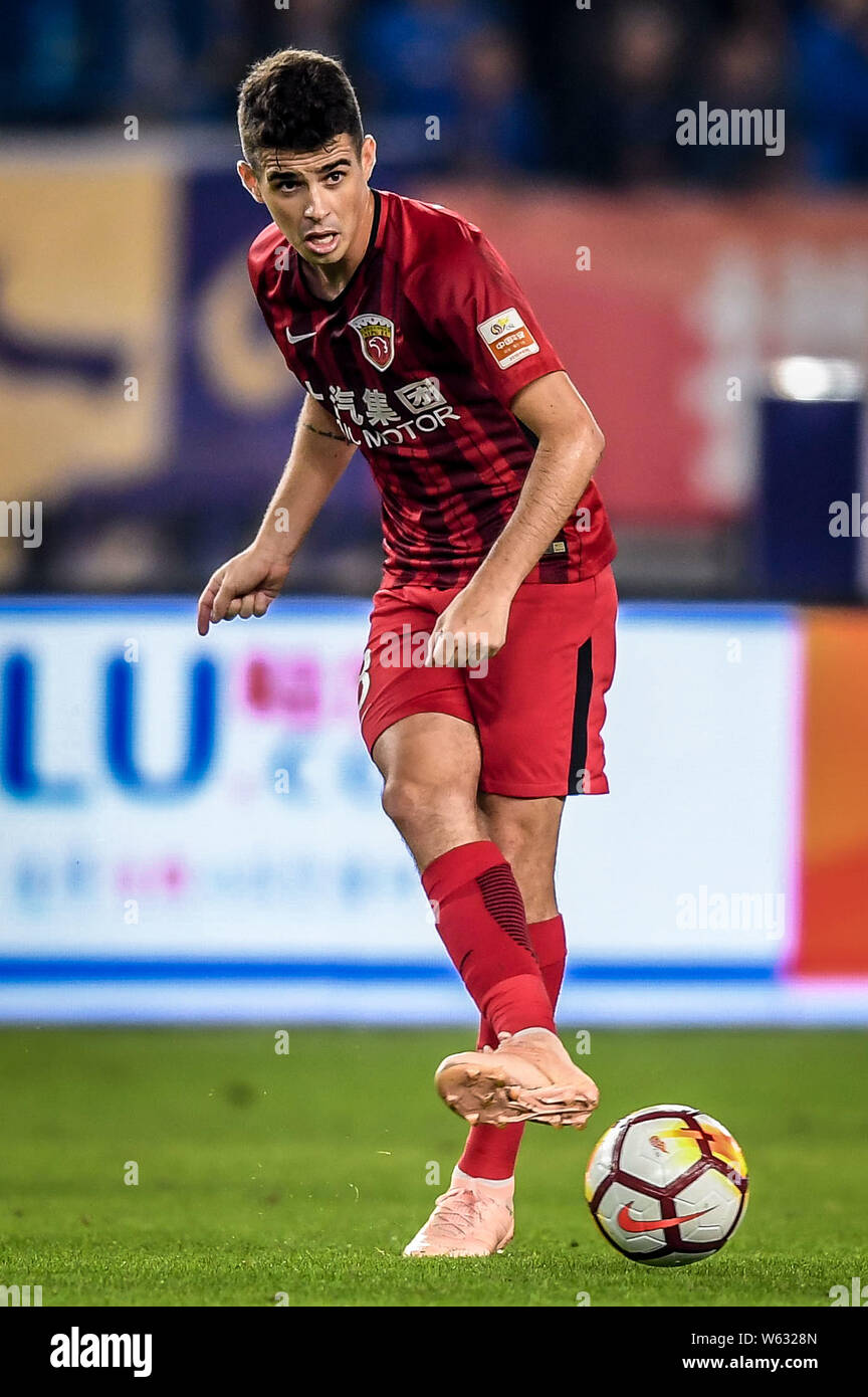 Chinese super league oscar hi-res stock photography and images - Alamy