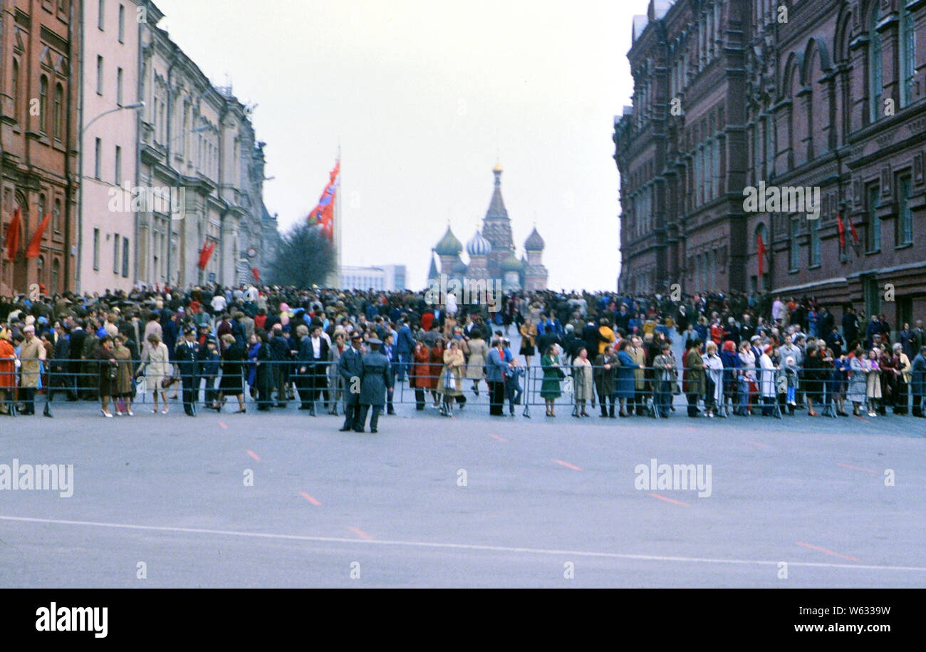 Red square crowd 1970s hi-res stock photography and images - Alamy