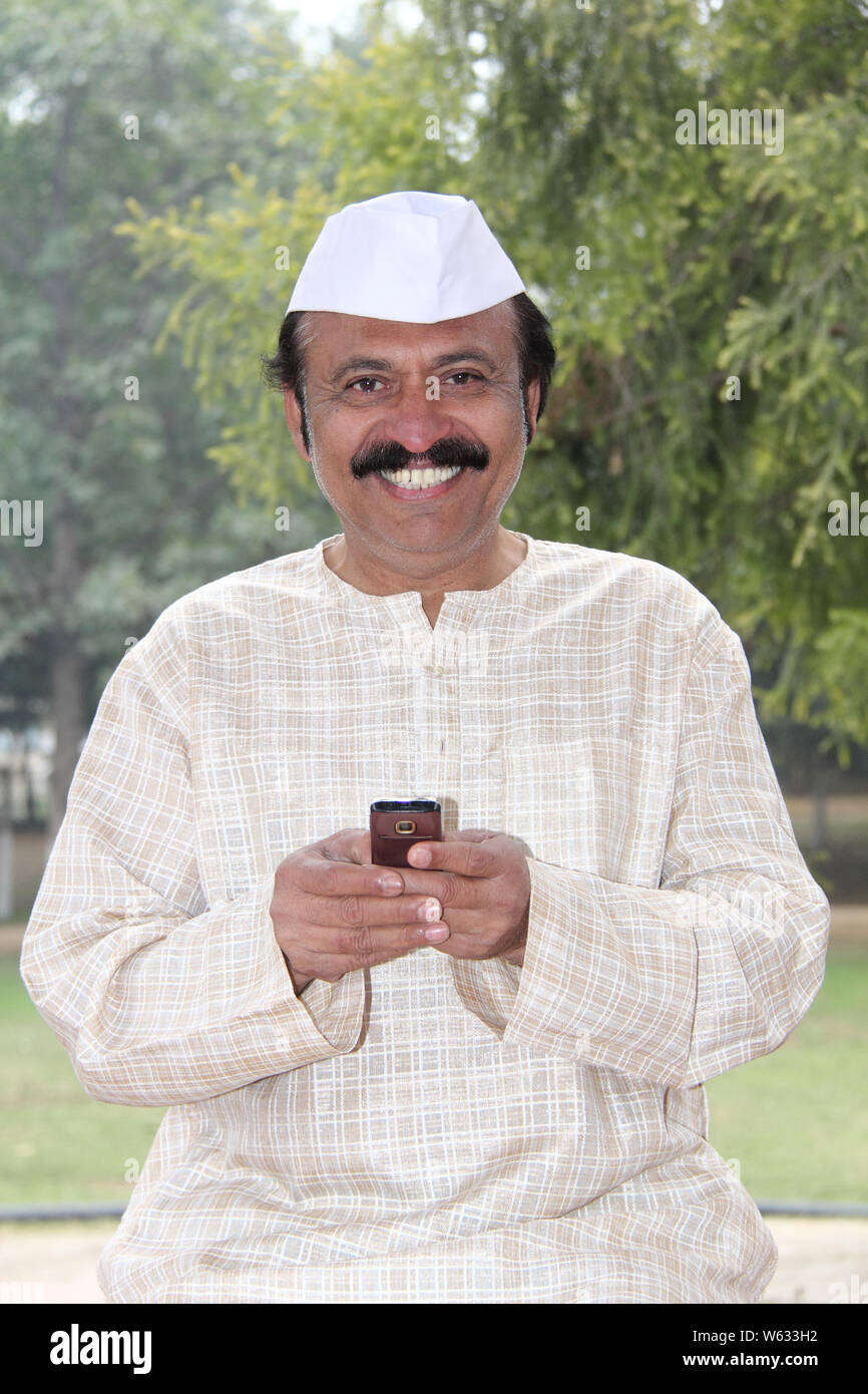 Man text messaging on a mobile phone Stock Photo - Alamy