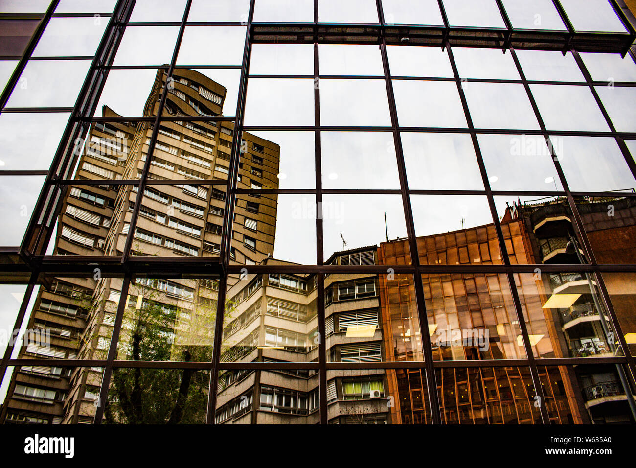 Dark glass facade reflections hi-res stock photography and images - Alamy