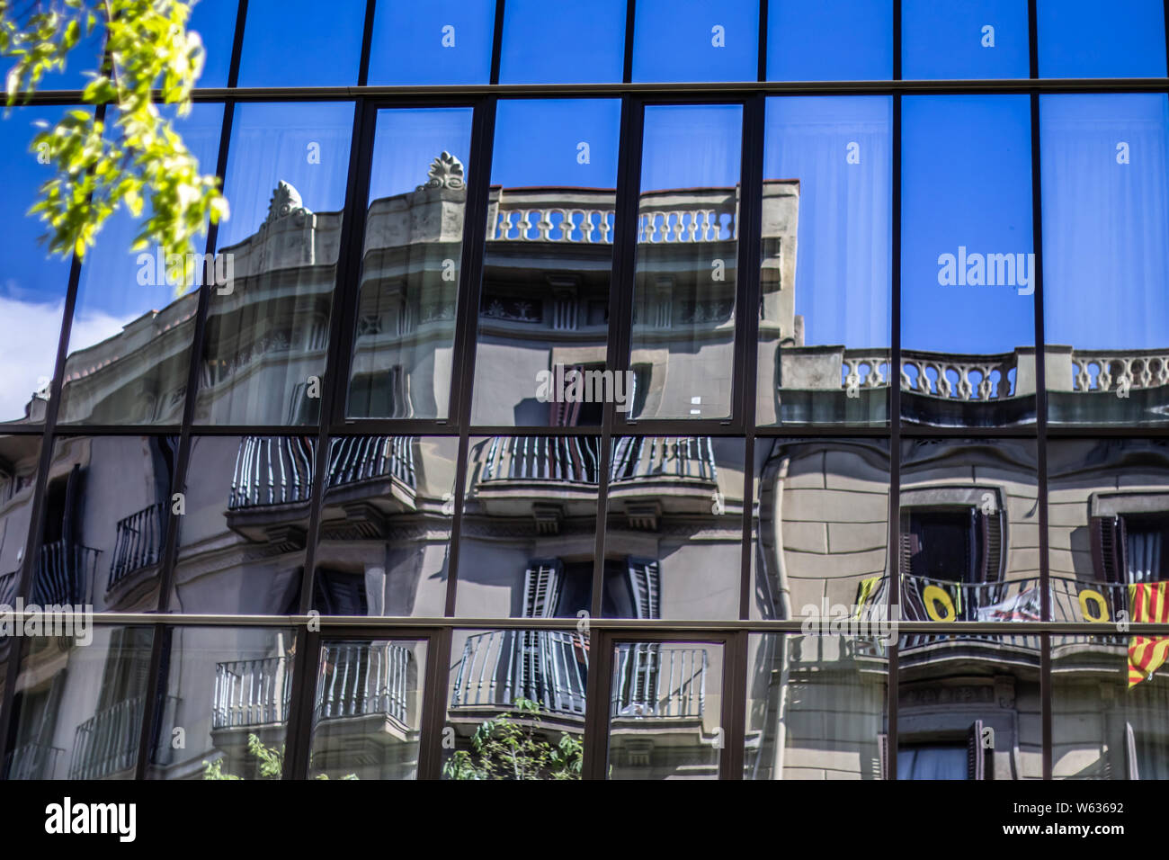 Dark glass facade reflections hi-res stock photography and images - Alamy