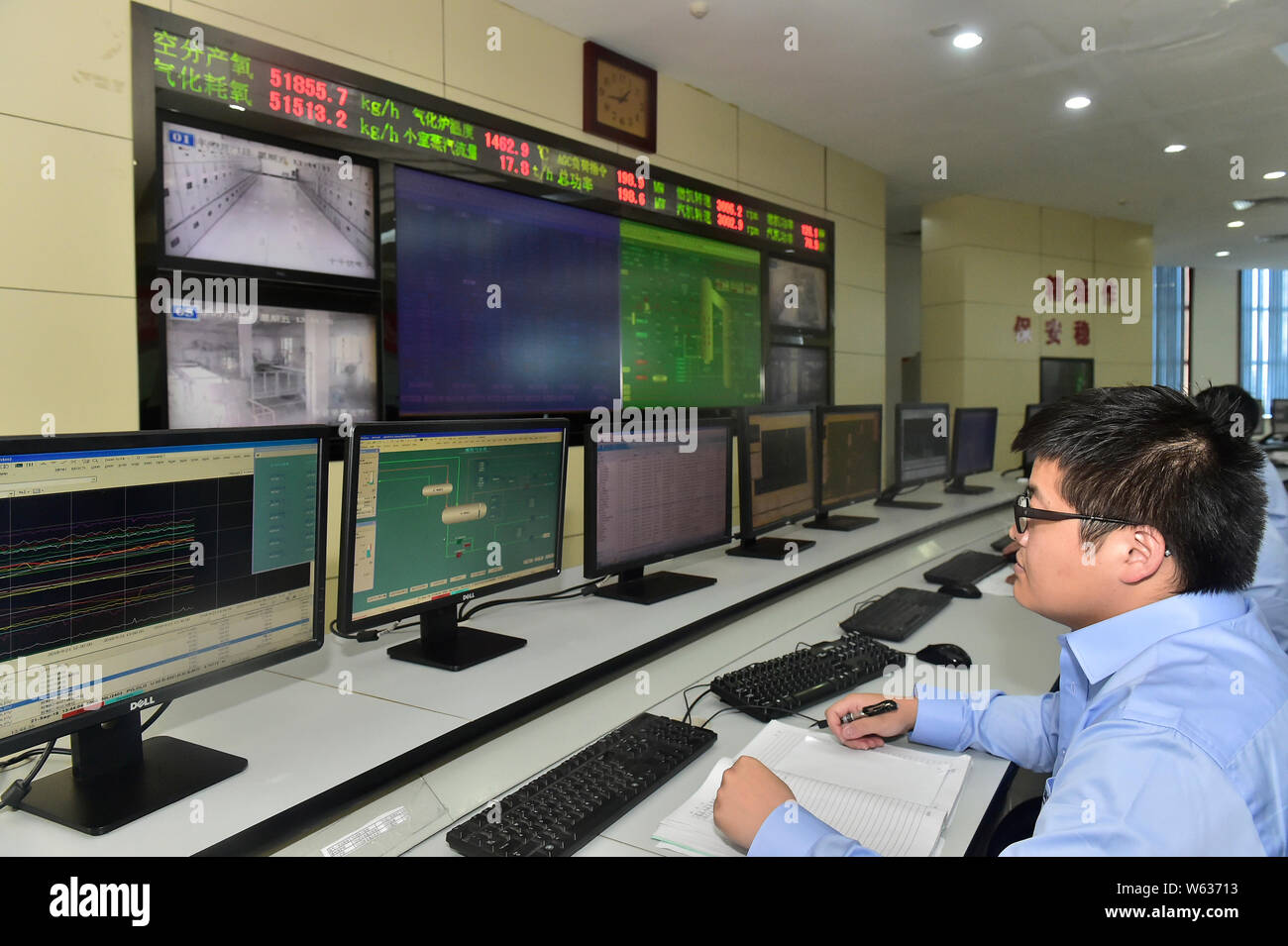Chinese workers labor at the Tianjin IGCC (Integrated Gasification ...