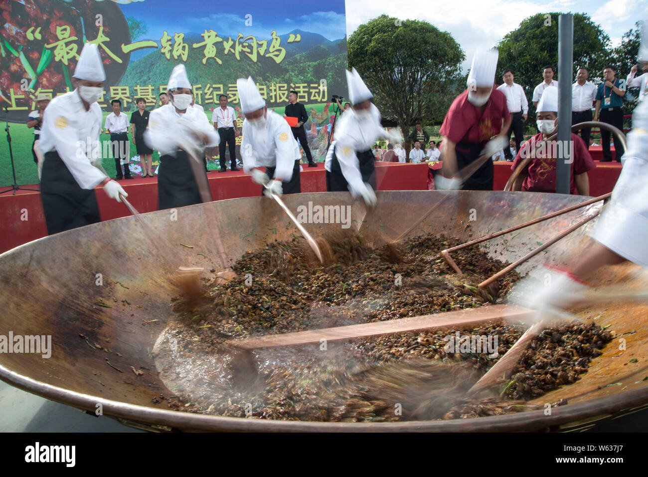 Chinese chefs make 433 kilograms of braised chicken in a giant two ...