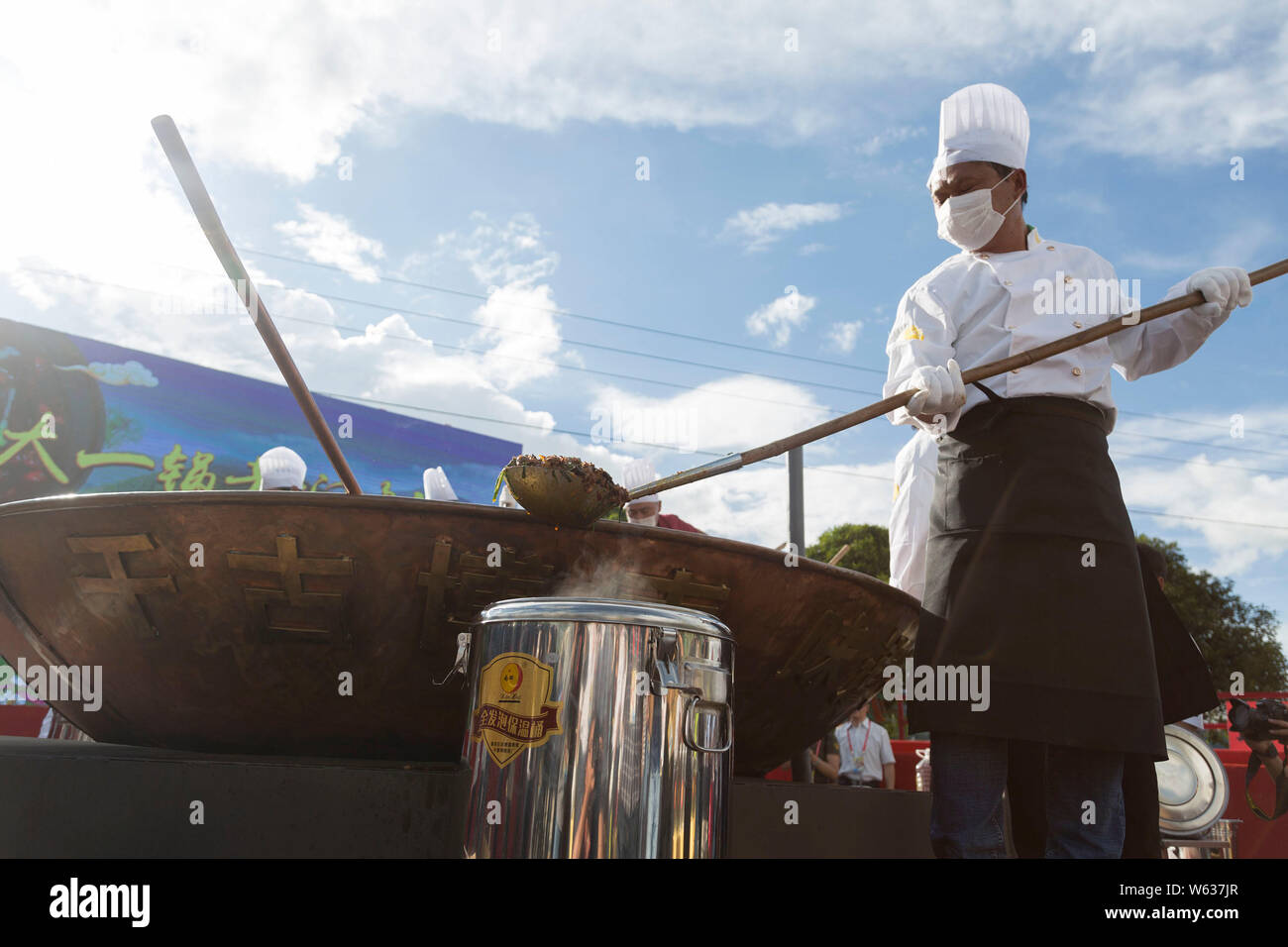 Chinese chefs make 433 kilograms of braised chicken in a giant two ...