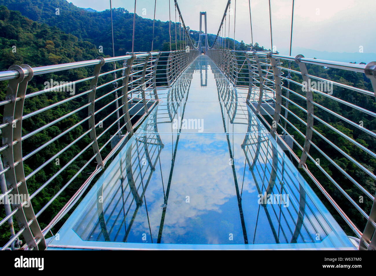"Spider-Man" workers check on Guangdong's longest glass-bottomed bridge ...