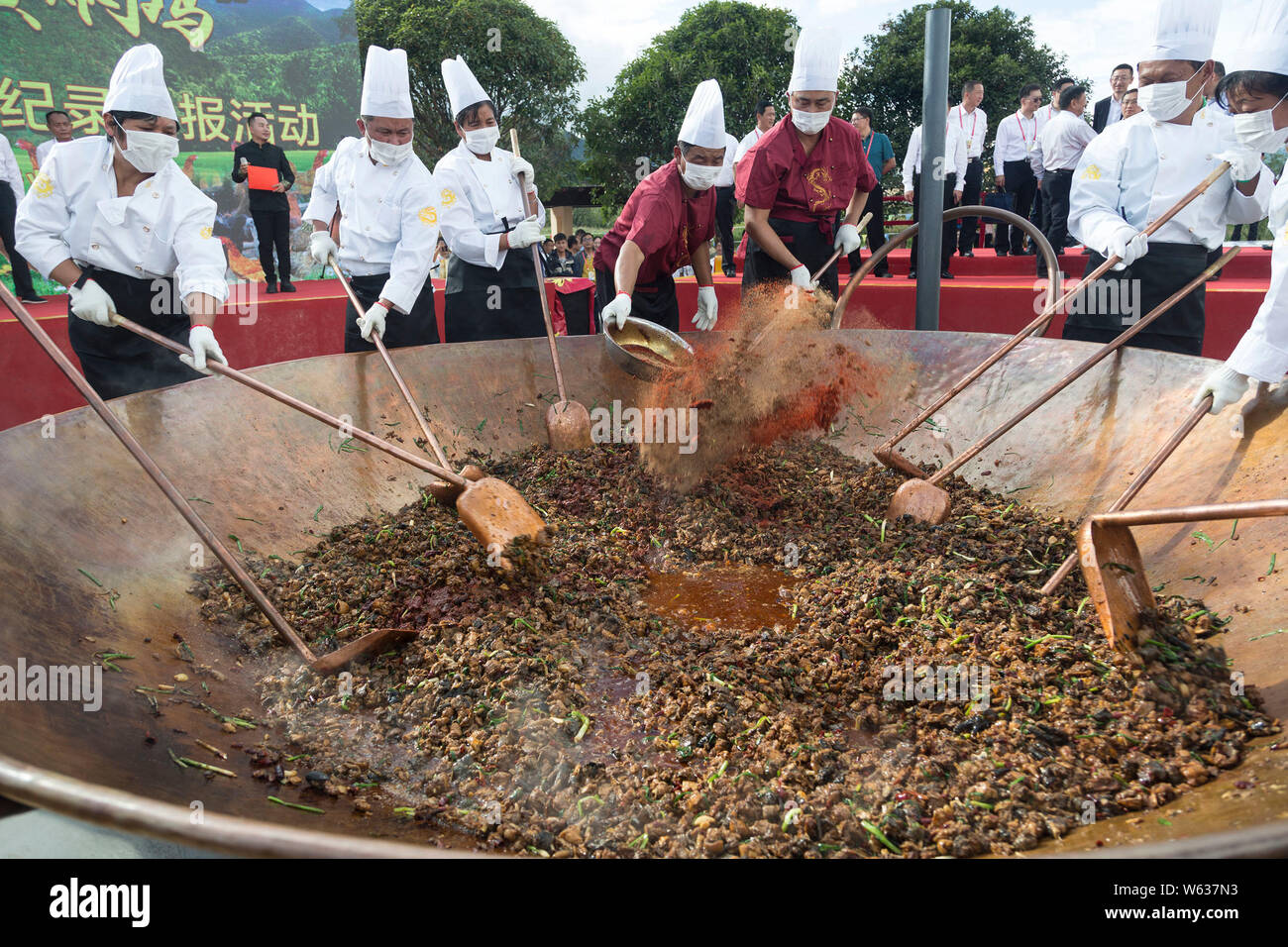 Chinese chefs make 433 kilograms of braised chicken in a giant two ...