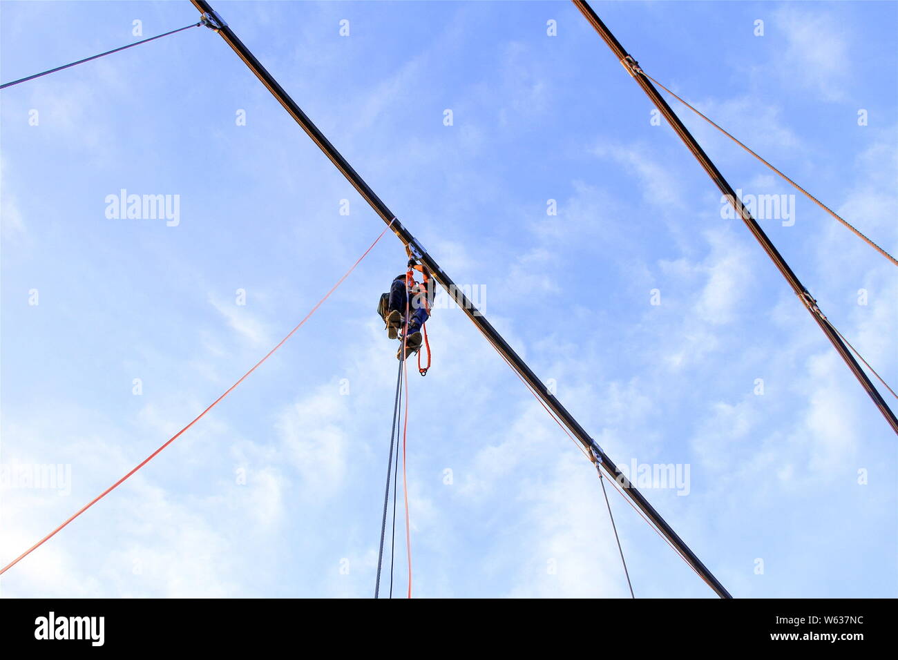 "Spider-Man" workers check on Guangdong's longest glass-bottomed bridge ...