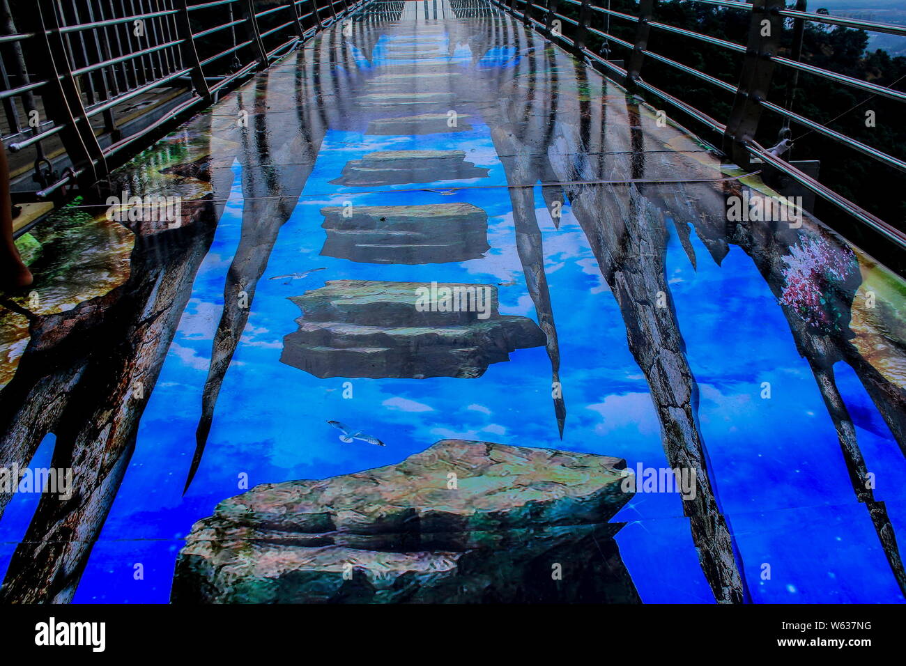 "Spider-Man" workers check on Guangdong's longest glass-bottomed bridge ...