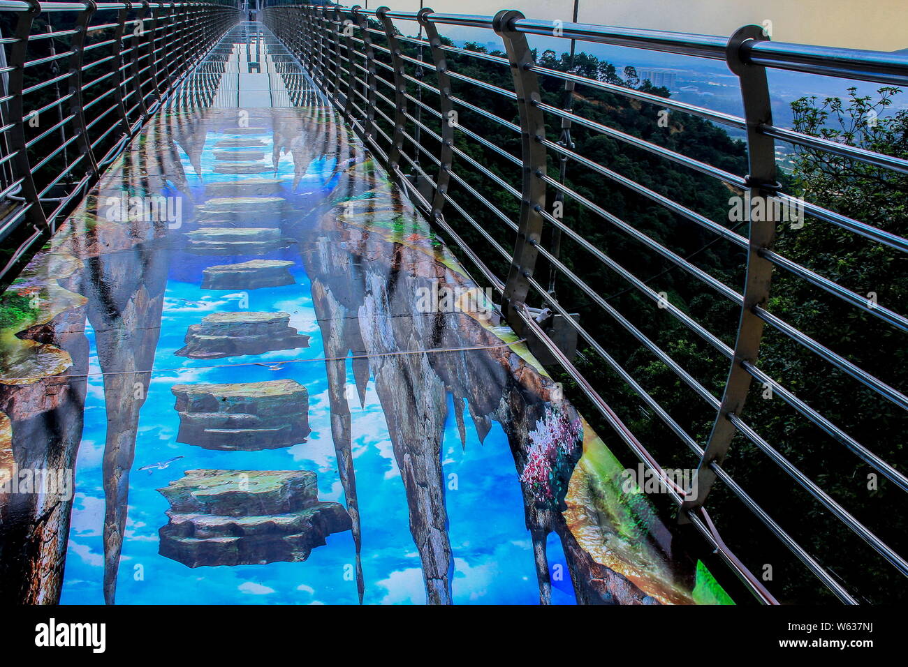 "Spider-Man" workers check on Guangdong's longest glass-bottomed bridge ...