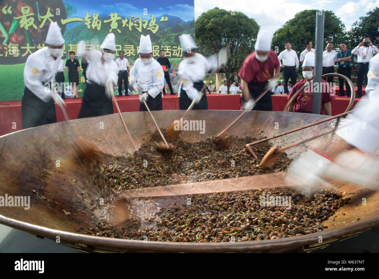 Chinese chefs make 433 kilograms of braised chicken in a giant two ...