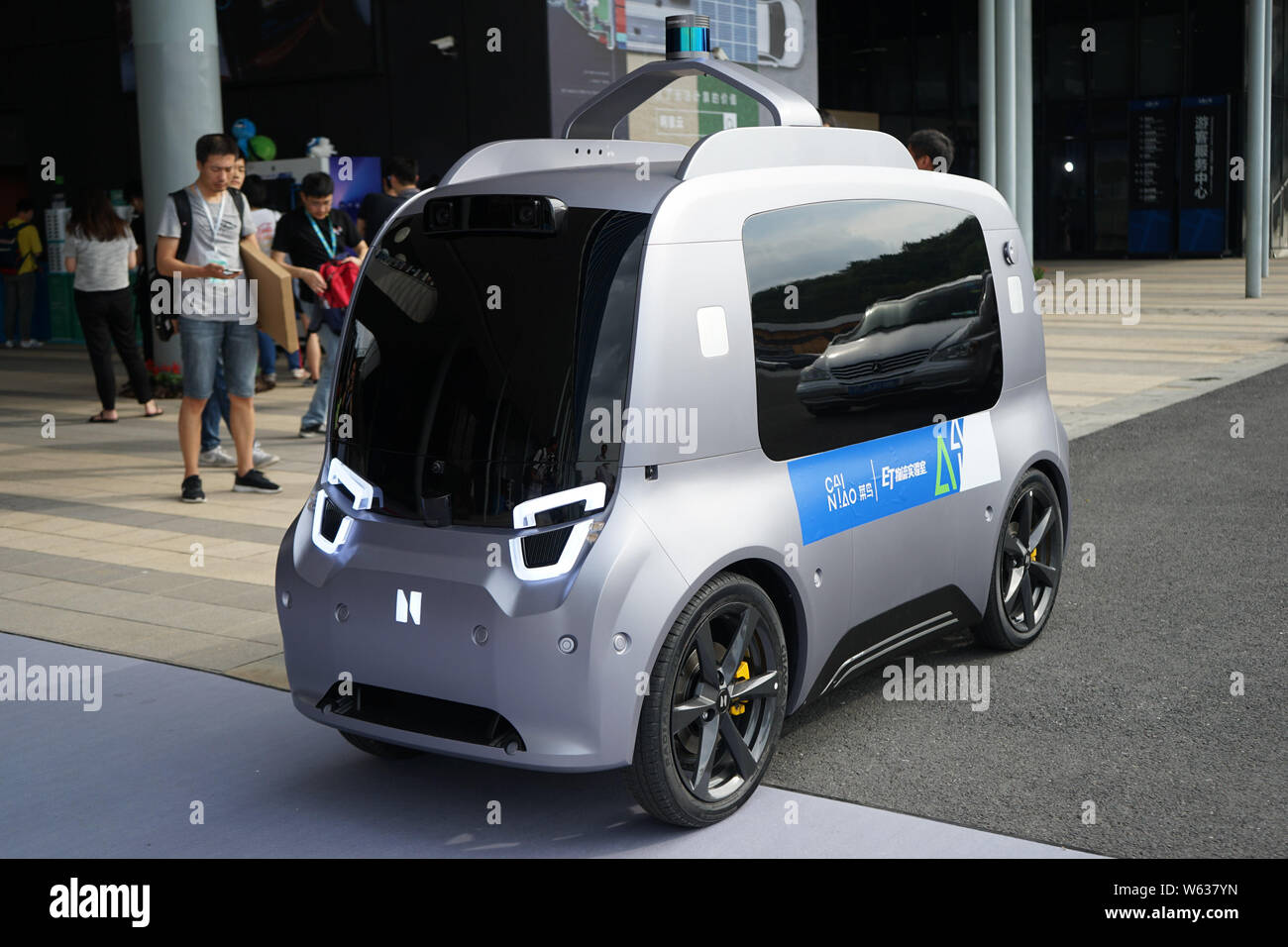 Driverless delivery hi-res stock photography and images - Alamy