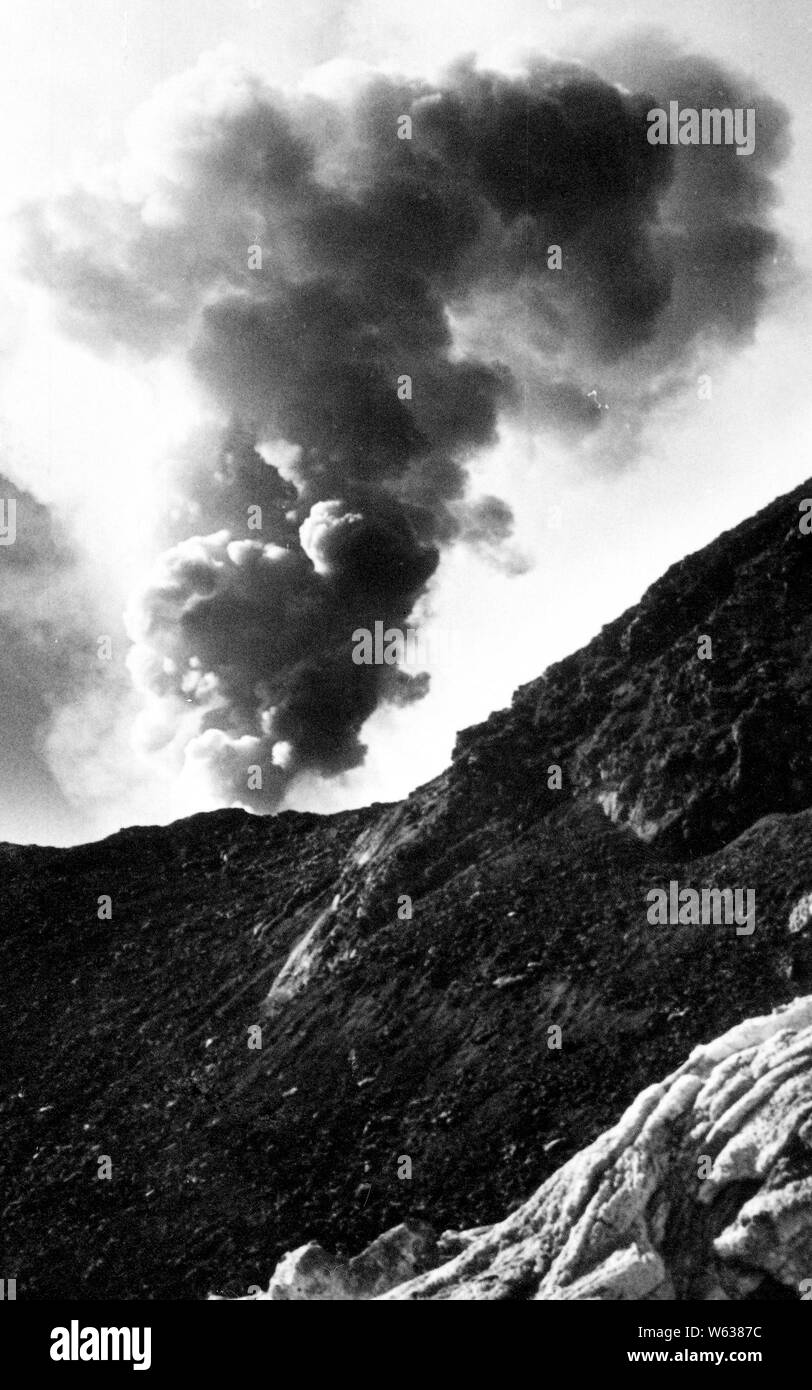 1930s mount vesuvius hi-res stock photography and images - Alamy