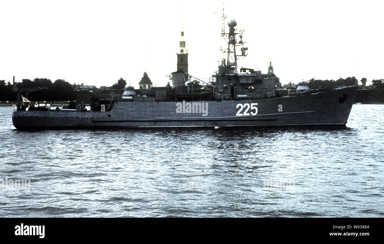 1982 - Starboard beam view of a Soviet Yurka class minesweeper Stock ...