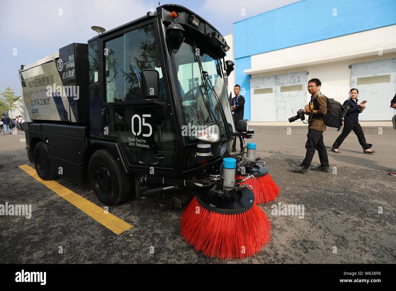 An autonomous driving sanitation vehicle co-developed by Baidu's ...