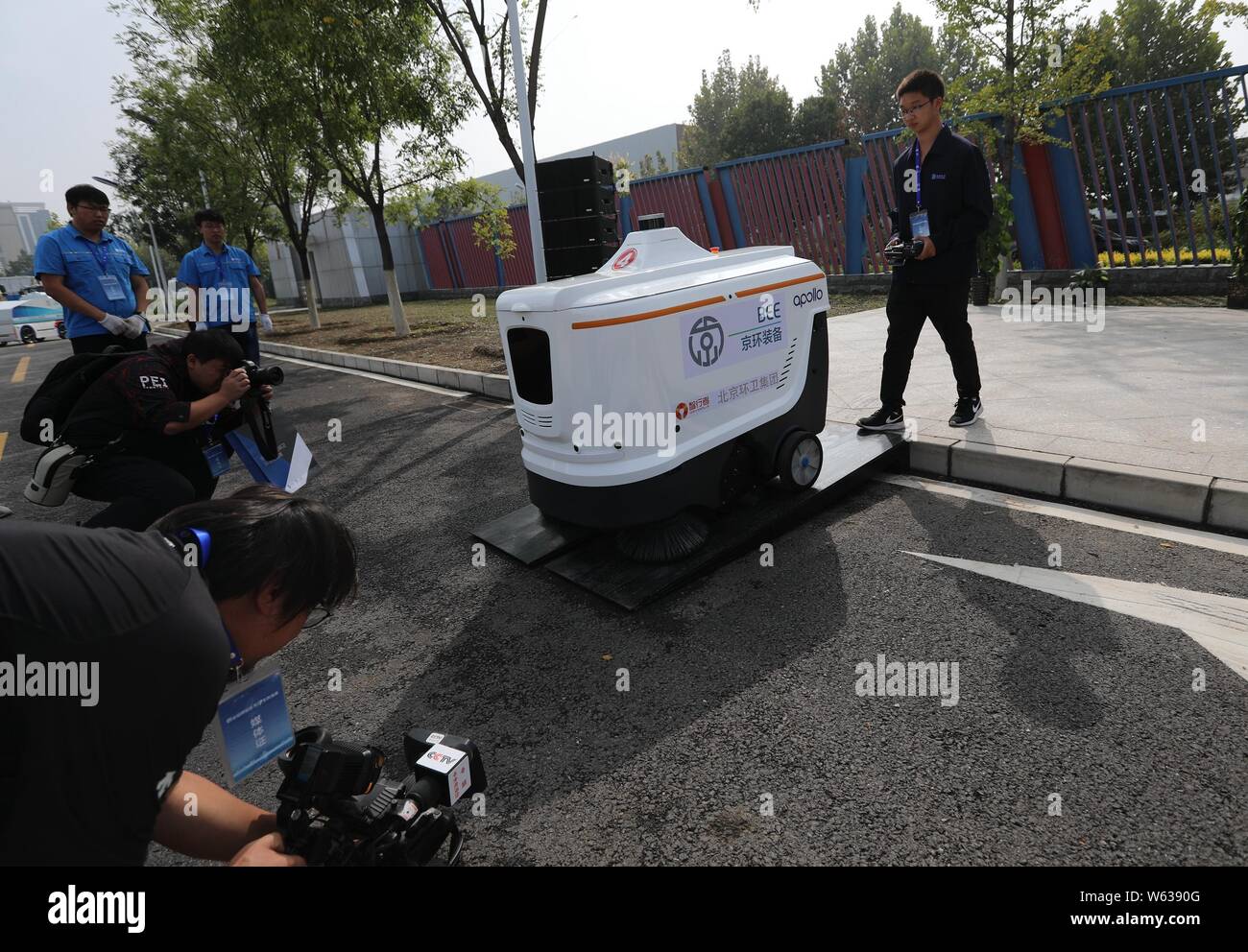 An autonomous driving sanitation vehicle co-developed by Baidu's ...