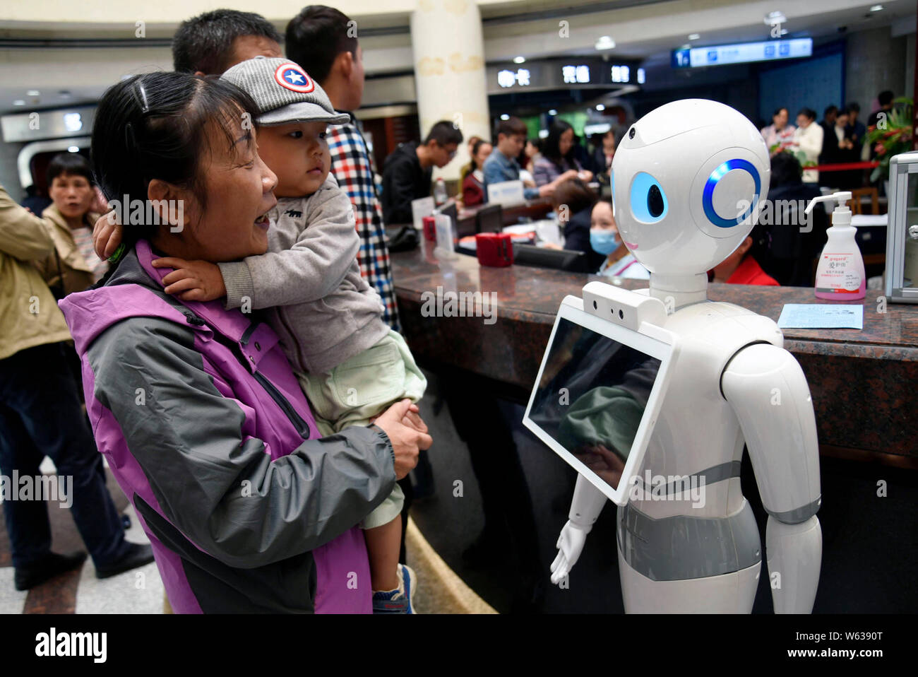 Chinese receptionist hi-res stock photography and images - Alamy