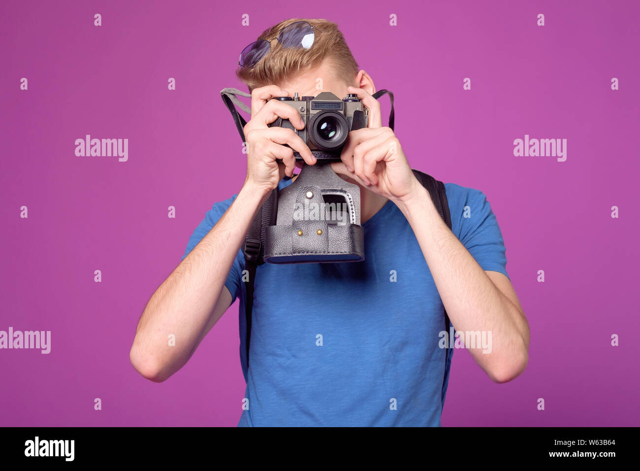 Young asian traveler man hi-res stock photography and images - Alamy