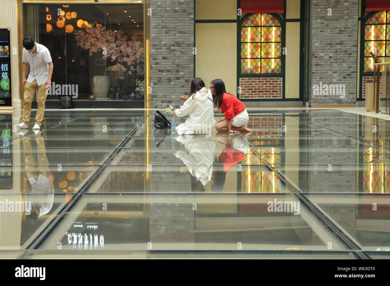 Viewing mall hi-res stock photography and images - Alamy