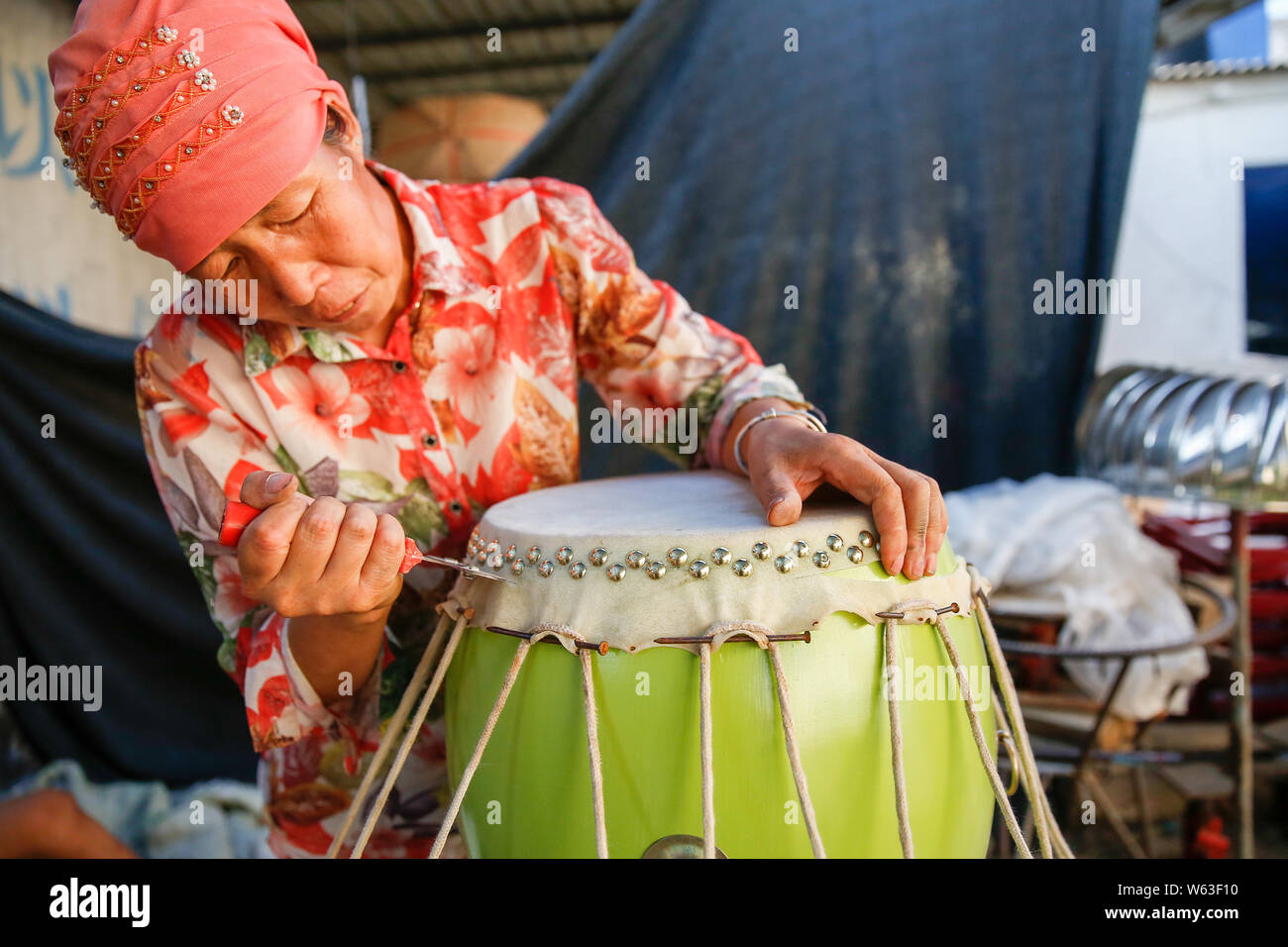 Traditional chinese drum hi-res stock photography and images - Alamy