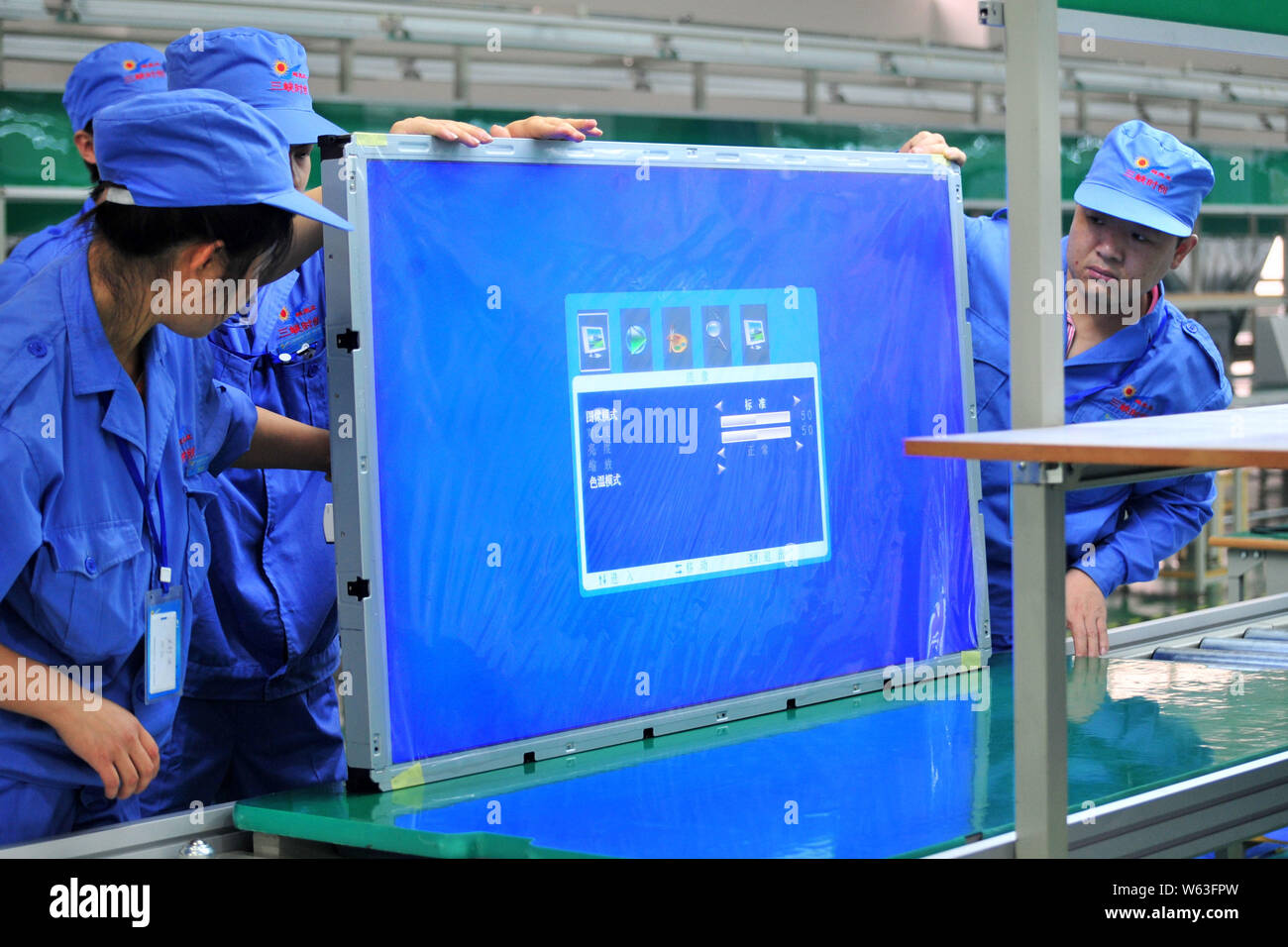 --FILE--Chinese workers produce parts of liquid crystal displays and other electronic products ...