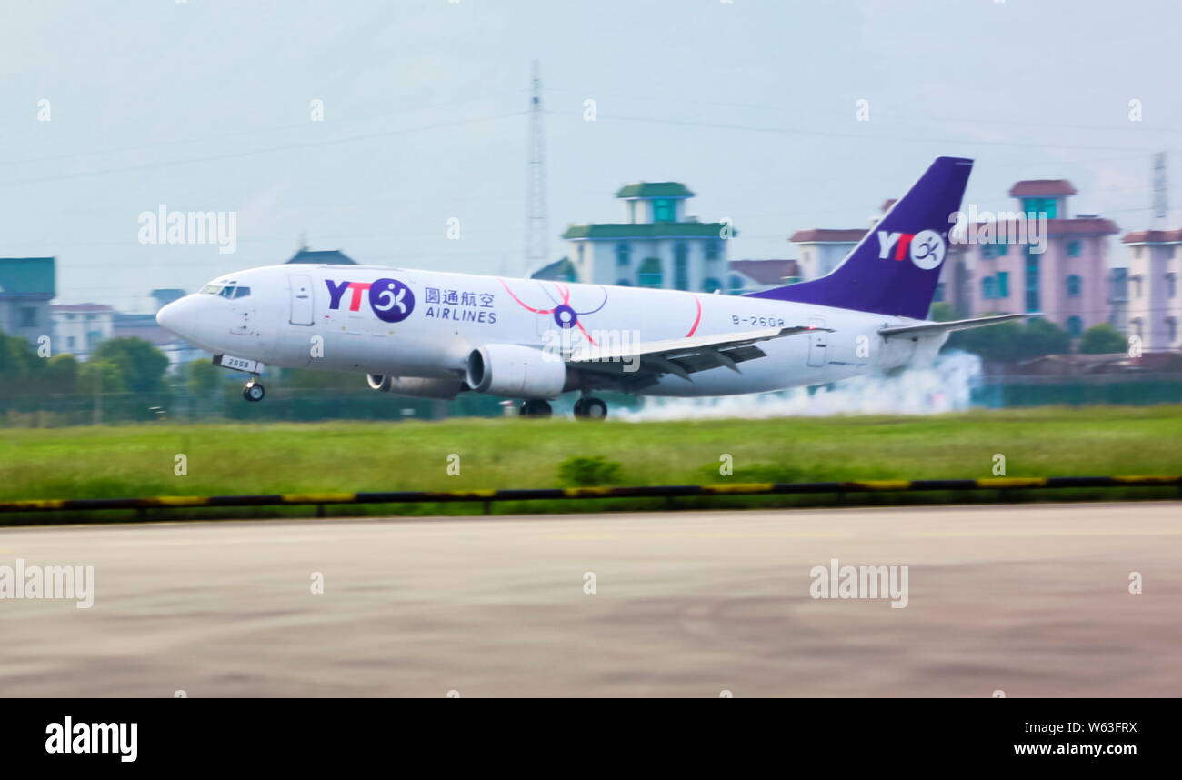 Yto cargo airlines hi-res stock photography and images - Alamy