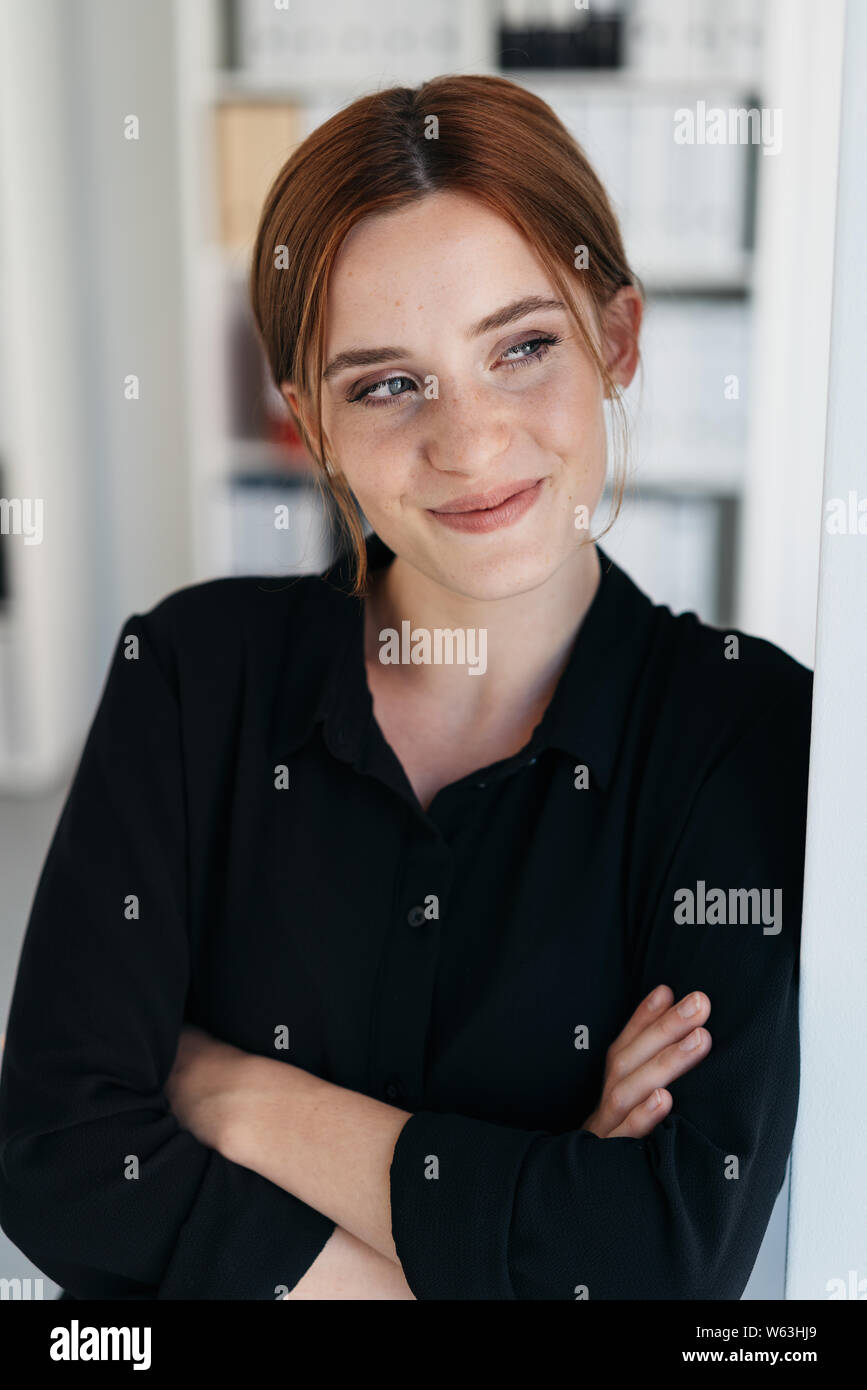 Woman looking around corner hi-res stock photography and images - Alamy