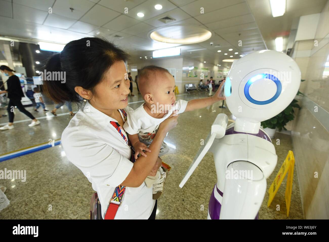 China hospital reception hi-res stock photography and images - Alamy