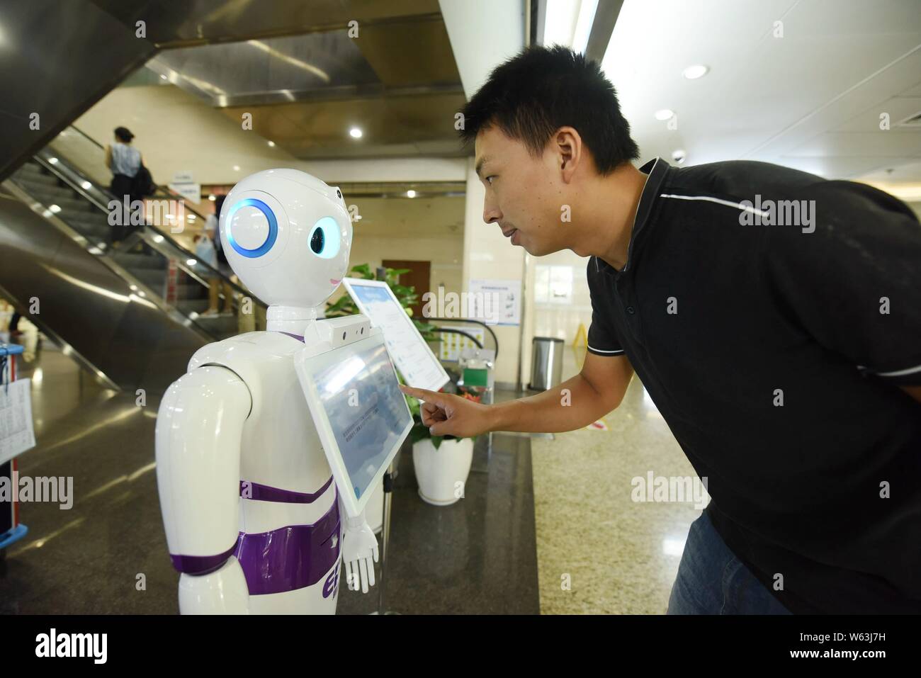 Receptionist robot hi-res stock photography and images - Alamy