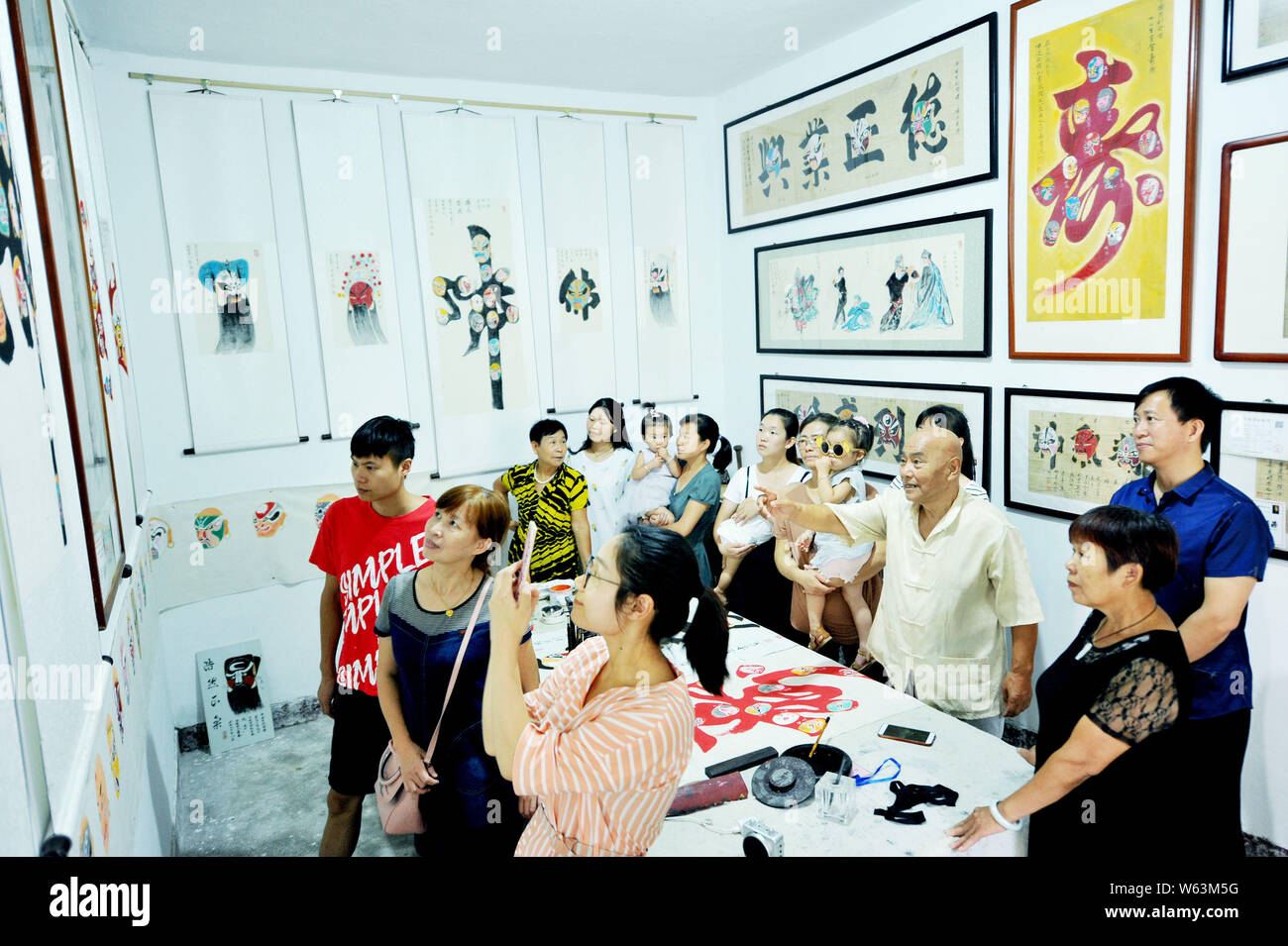 Chinese retired man Zhao Xichun introduces a 56-meter-long scroll ...