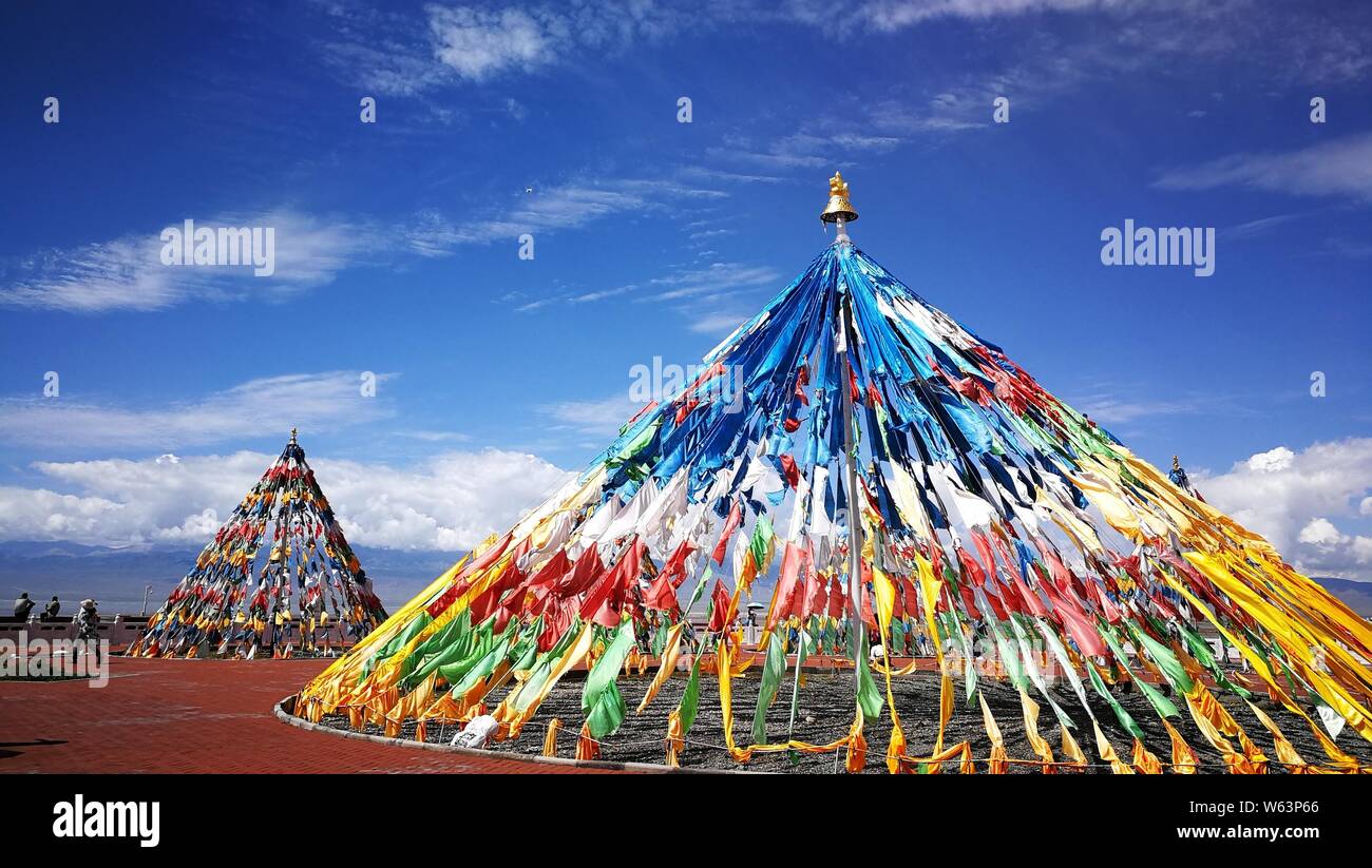 China qinghai lake prayer flags hi-res stock photography and images - Alamy