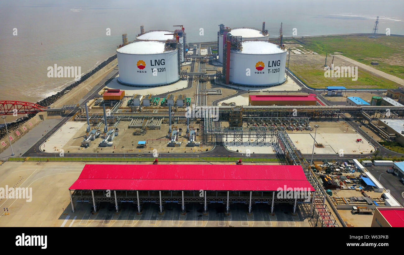China petroleum storage tanks hi-res stock photography and images - Alamy