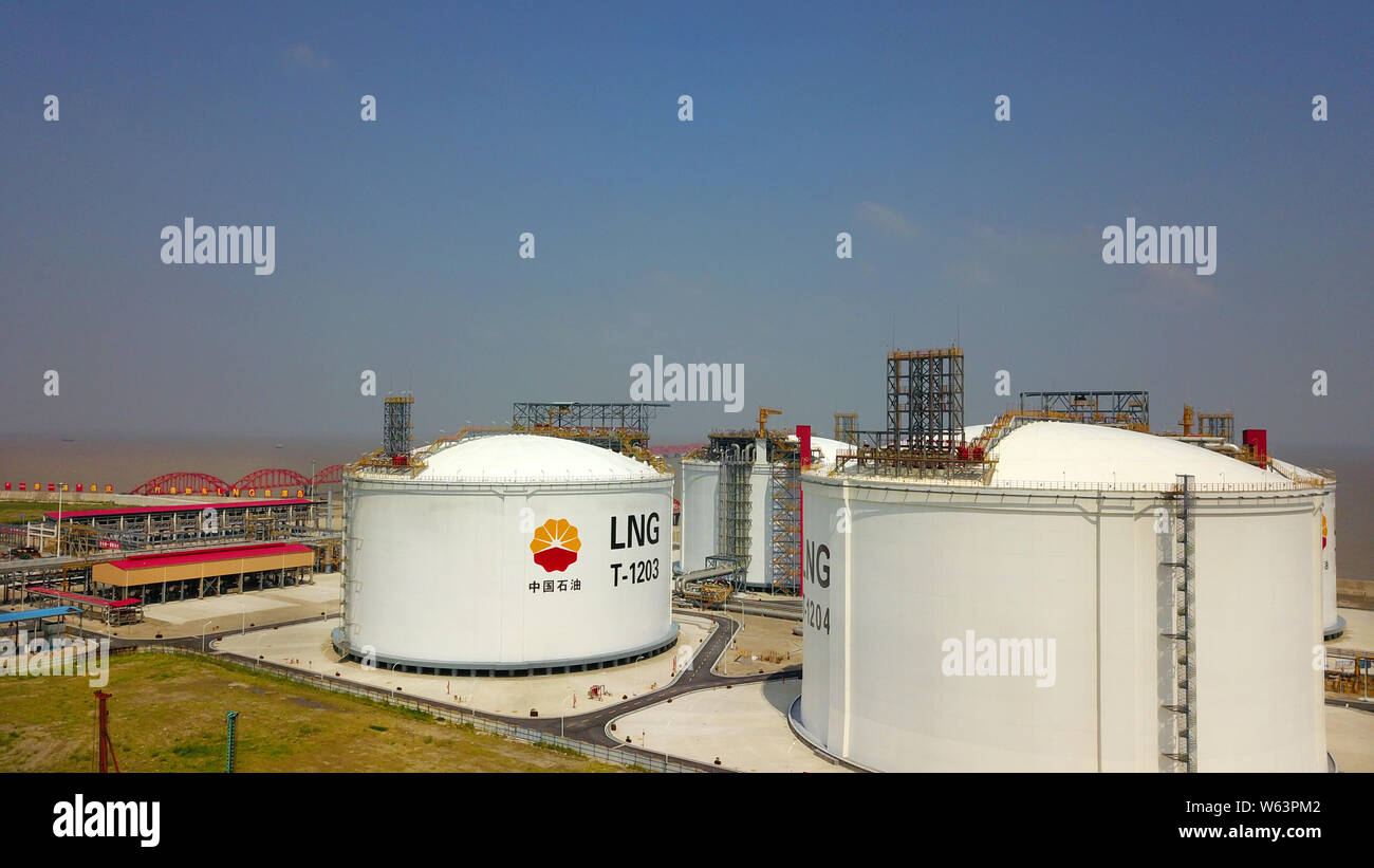 China petroleum storage tanks hi-res stock photography and images - Alamy