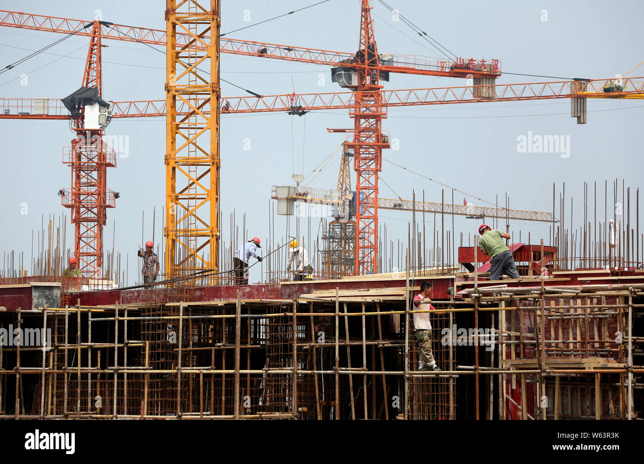 Construction workers china residential hi-res stock photography and ...