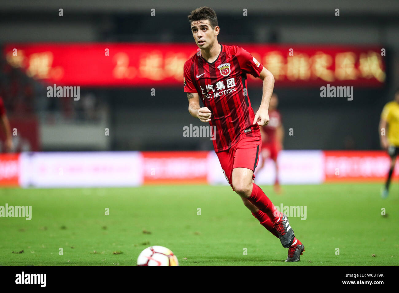 Chinese super league oscar hi-res stock photography and images - Alamy