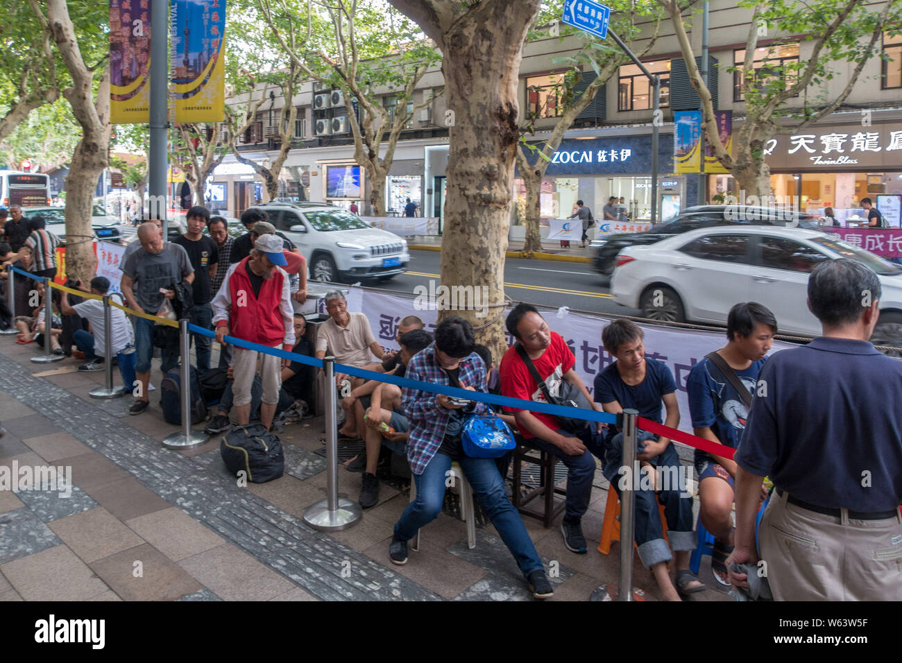 Chinese customers queue up to buy mooncakes to celebrate the upcoming ...