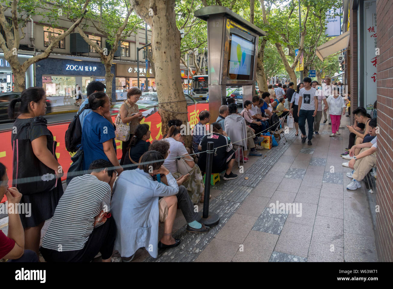 Chinese customers queue up to buy mooncakes to celebrate the upcoming ...